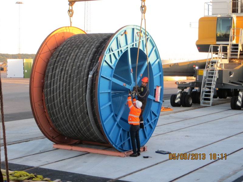 Verladung einer Kabeltrommel von Schweden nach Dänemark per Schiff ...